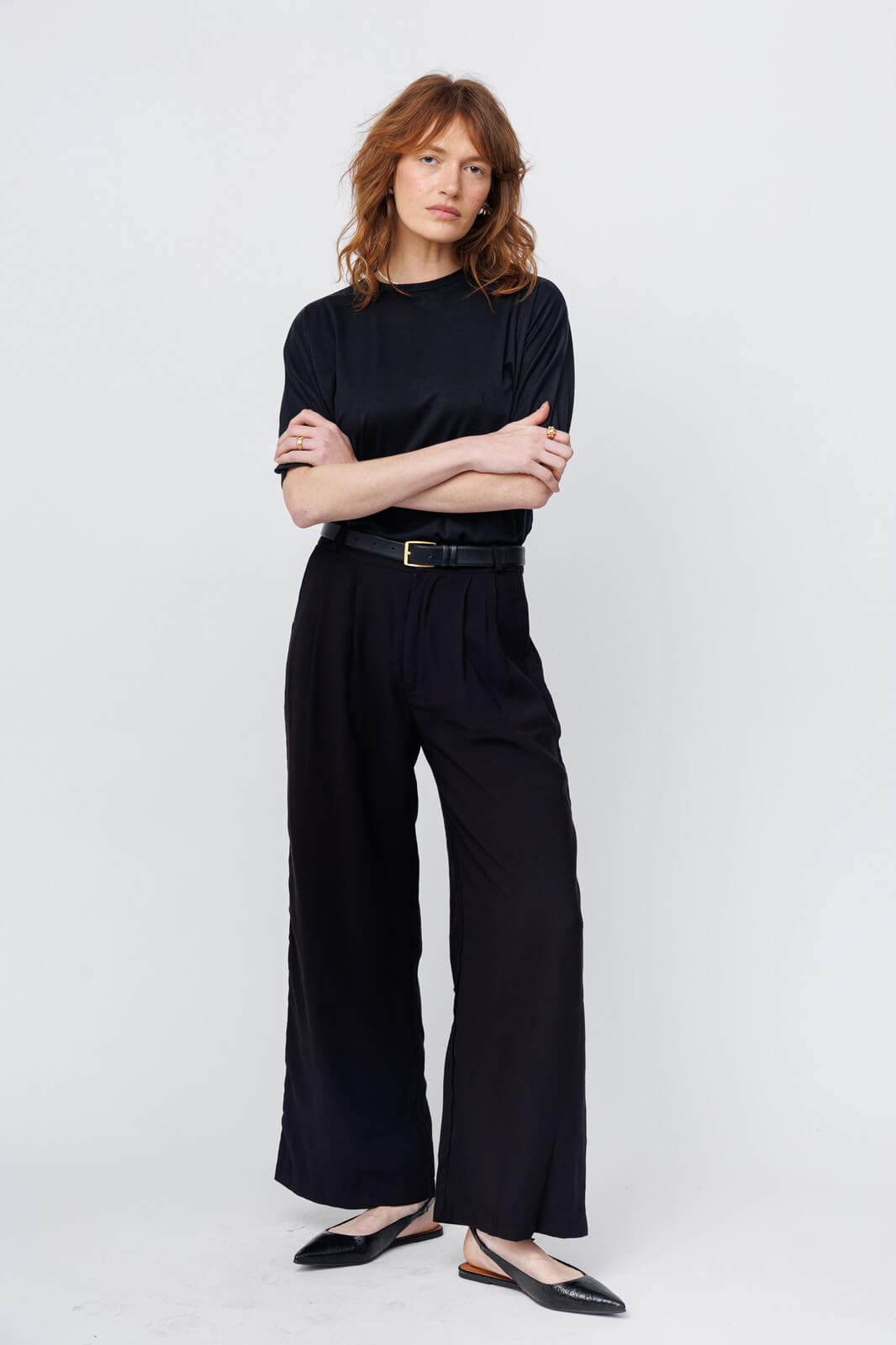 מכנסי TEFER - מכנסיים מחויטים בגזרה רחבה ונינוחה בצבע שחור